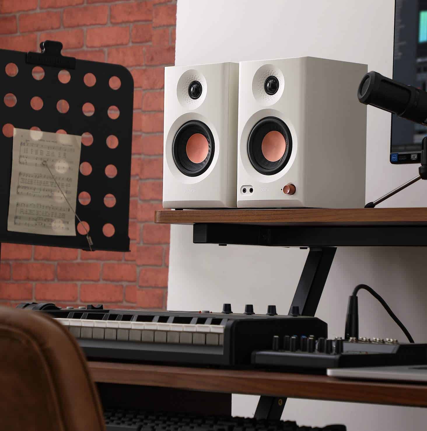 EDIFIER UP CLOSE & PERSONAL: THE MR3 & M60 - The Audiophile Man